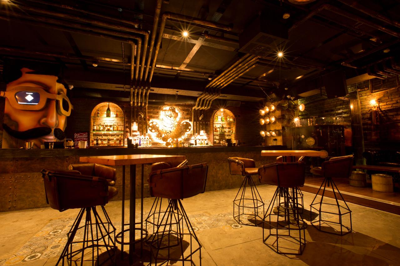 Go Crazy At Bombay Adda In Mumbai | Curly Tales