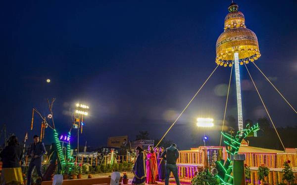 Bareilly Gets A 14 Feet High 'Jhumka' After Iconic Song Jhumka Gira Re ...