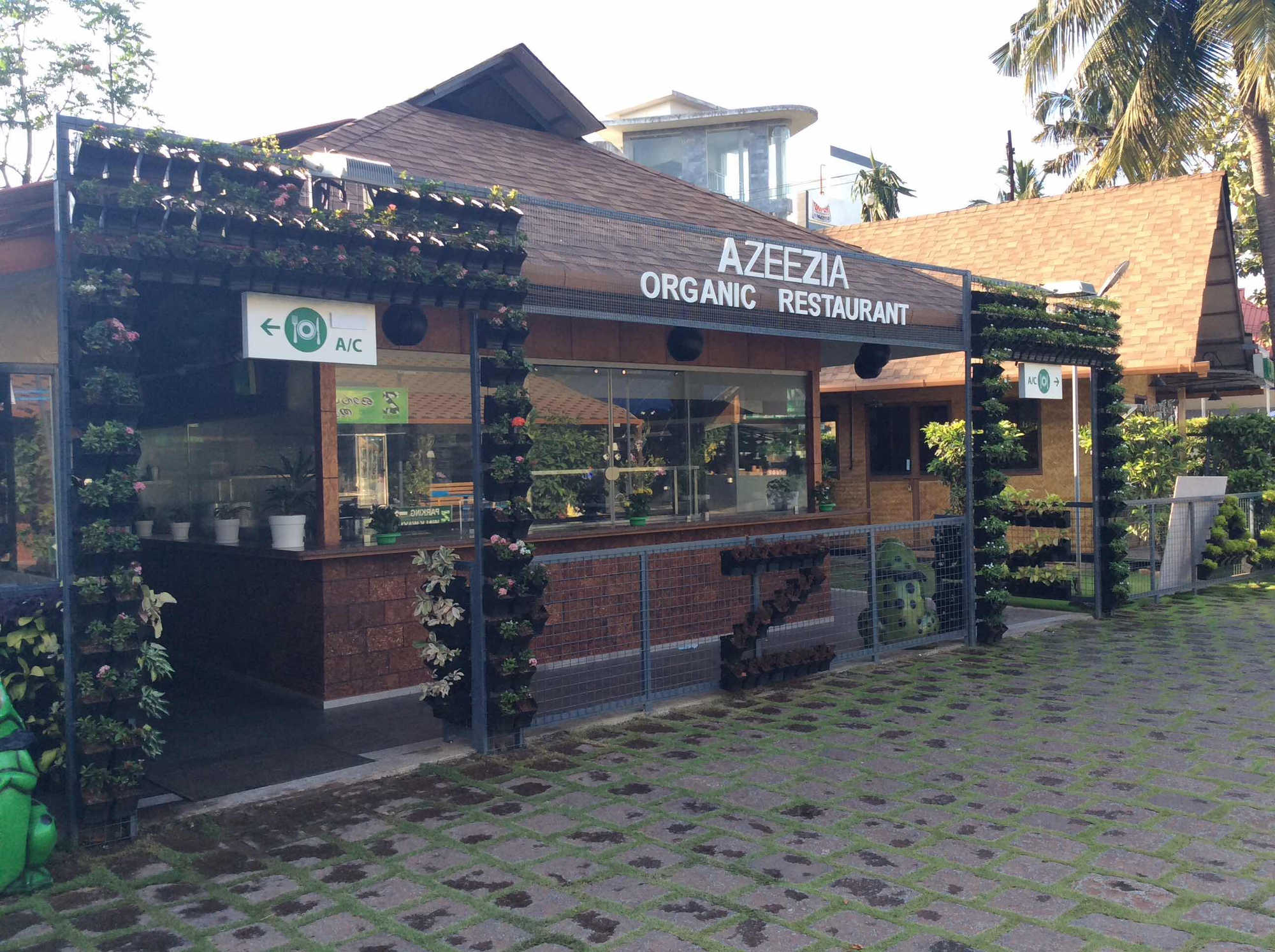 This Will Be The Future Of Eating Out In India, Post Lockdown | Curly Tales