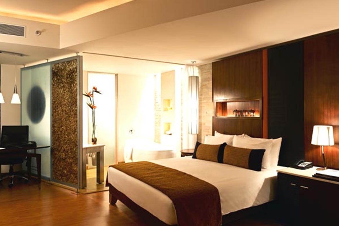 5 Must-Dos Every Time You Walk Into A Hotel Room By A Flight Attendant