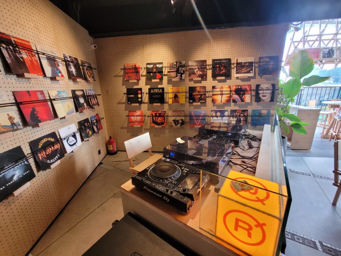 Sip Beer & Listen To Vinyl Records At India's First Beer & Vinyl Bar In ...