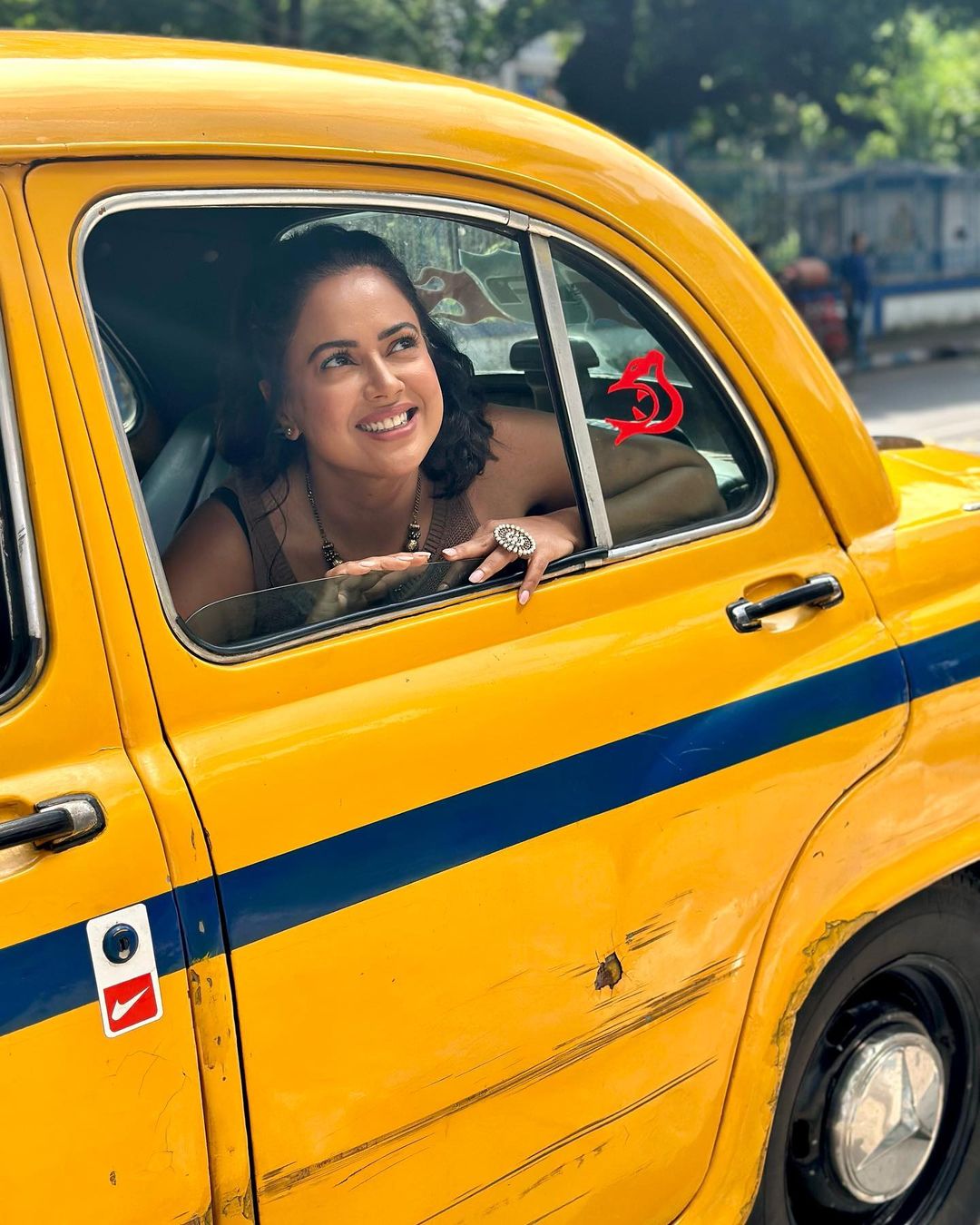 Sameera Reddy Is Exploring Kolkata In Yellow Cabs & Eating Paan Sameera Reddy Is Exploring Kolkata In Yellow Cabs & Eating Paan