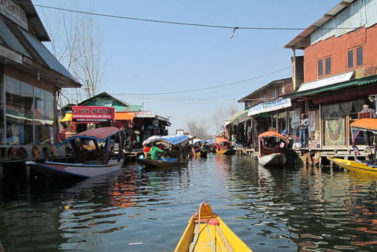 5 Best Things To Shop At Kashmir's Floating Market, Meena Bazaar
