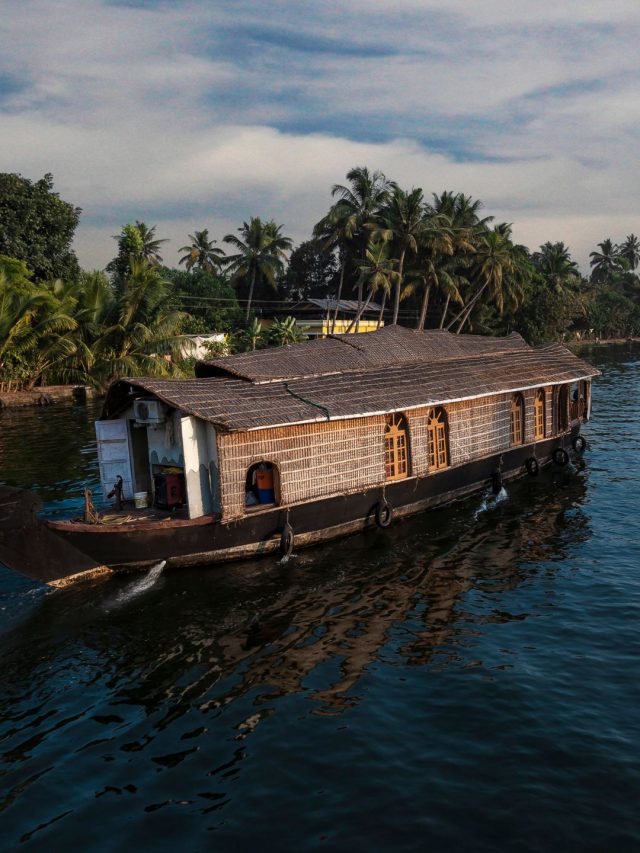 9 Stunning Places In India Where You Can Stay In A Houseboat