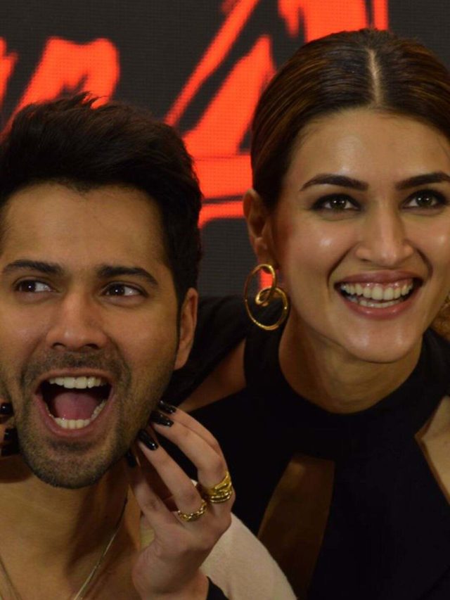Varun Dhawan-Kriti Sanon Take A Joyride In Kolkata In A Tram Varun Dhawan-Kriti Sanon Take A Joyride In Kolkata In A Tram