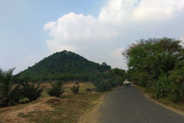 Baranti In West Bengal's Puruliya Has A Hill, A Lake & Goes Red In ...