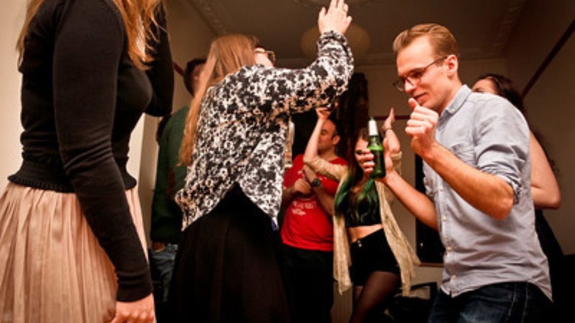 5 Tips To Throw The Perfect House Party This New Year