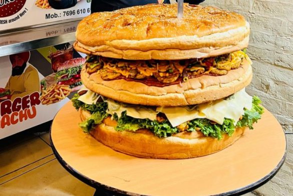 Six 10 Burger In Punjab Serves Indias's BIGGEST Burger Weighing A ...