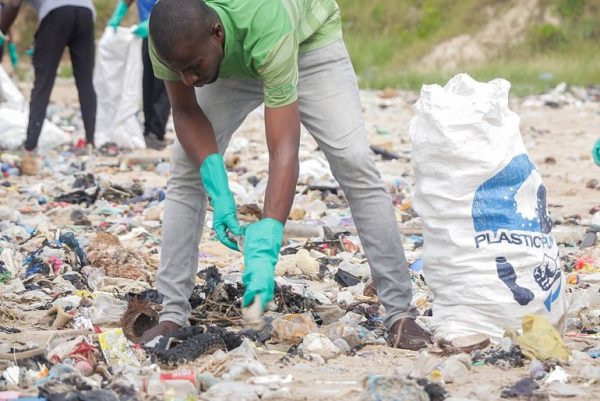 Volunteers Picked Up 1.2 Tonnes Of Waste In Dubai For Global Recycling Day!