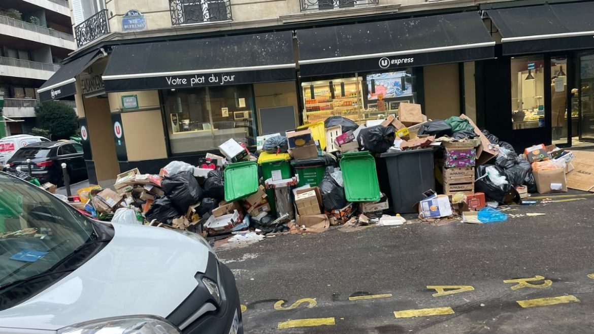 Paris Strike: City Of Lights Becomes City Of Stench As Trash Piles Up ...