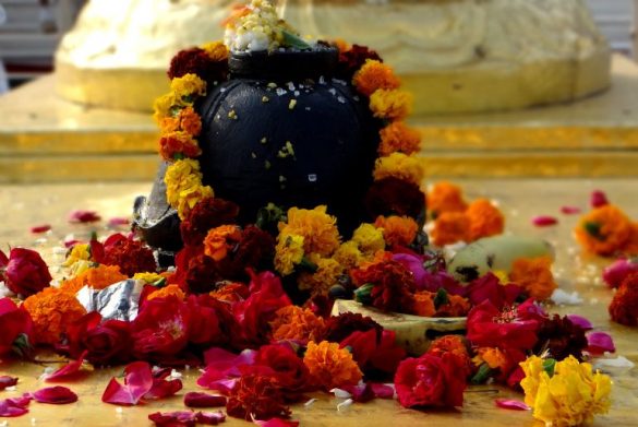 The Shivling In Mumbai's Babulnath Temple Has Cracks; Experts From IIT ...