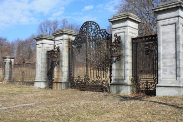 There's A $260 Million Abandoned Mansion In The USA, The Historic ...