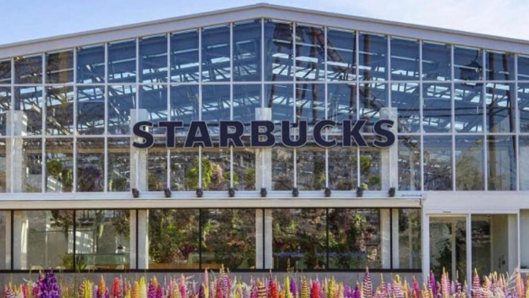 There's A Starbucks In A Garden In Japan & It's Breathtakingly Beautiful