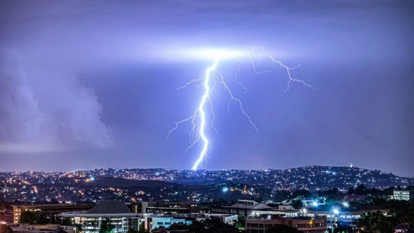 Mumbai Hit By Unseasonal Rain & Storm On Wed Night; Netizens Capture The Moment Perfectly!