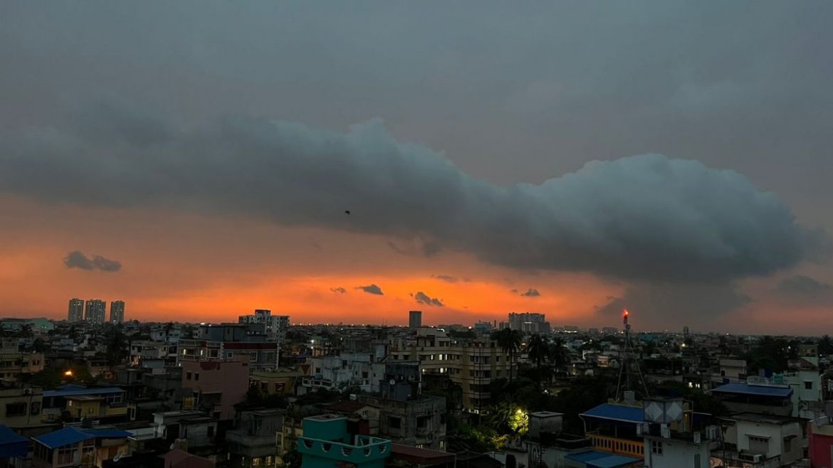Kolkata Saw A HUGE Cloud Column In An Orange-Painted Sky; It Looked ...