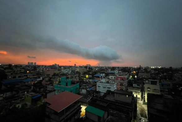 Kolkata Saw A HUGE Cloud Column In An Orange-Painted Sky; It Looked ...