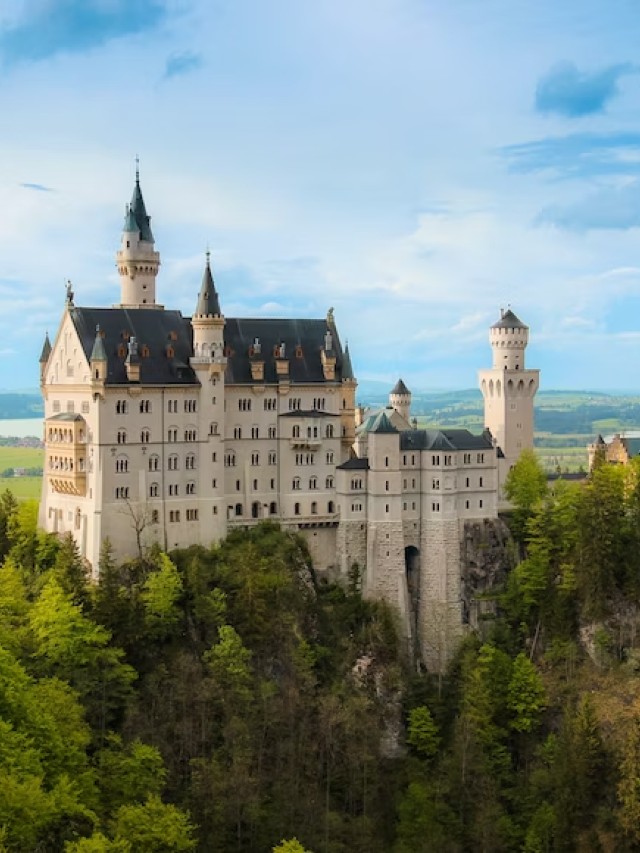 7 Largest Castles In The World Show "Live Life King-Size True" To Be True