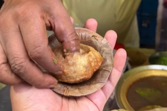 Kolkata Street Vendor Sells Daab & Thums Up Fuchka. Foodies Say "Thoda ...