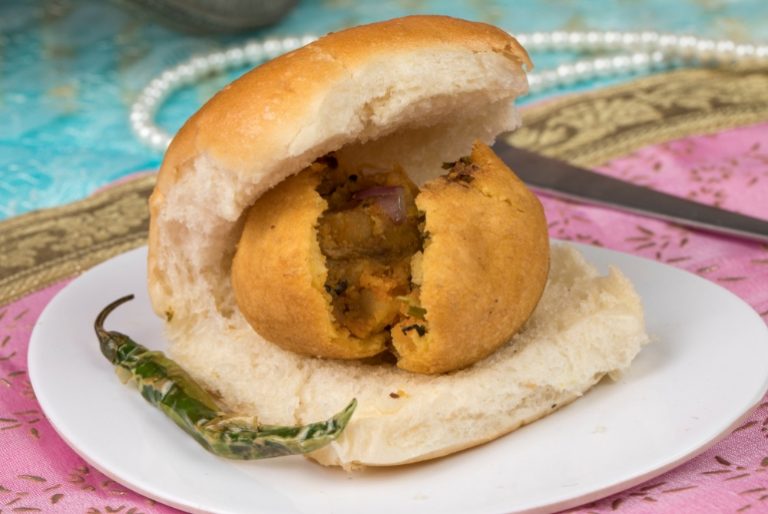10 Best Vada Pav In Mumbai You Gotta Try For An Authentic Mumbaiya Flavour!