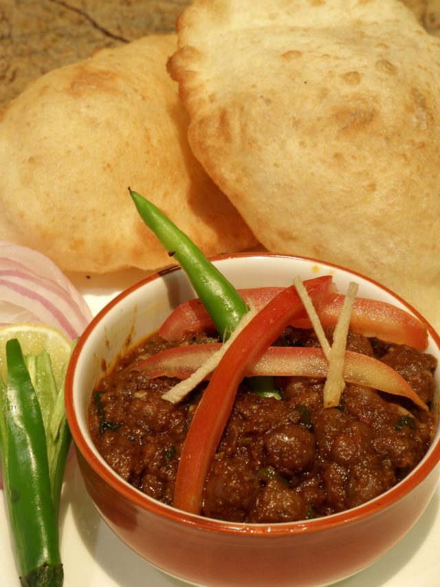 16 Spots In Mumbai To Enjoy Tempting Chole Bhature!