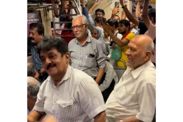 Viral Video: Men Dance & Sing On "Kaanta Laga" Song In A Mumbai Local Train