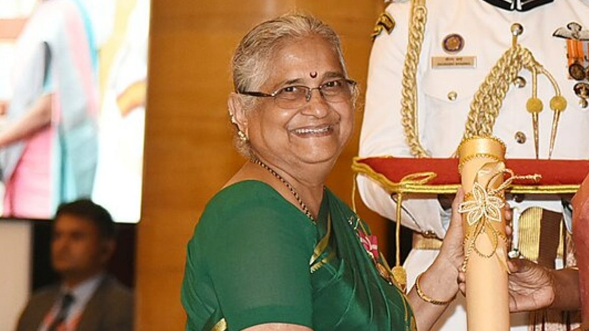 Pure Vegetarian, Sudha Murty Carries Her Own Food & Utensils When ...