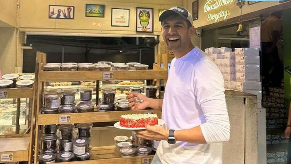 Kartik Aaryan Celebrated Virat Kohli's Century By Enjoying Cake From ...