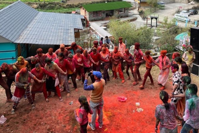 Uttarakhand's Unique Kumaoni Holi Is Vibrant With Mock Fights, Sweet ...