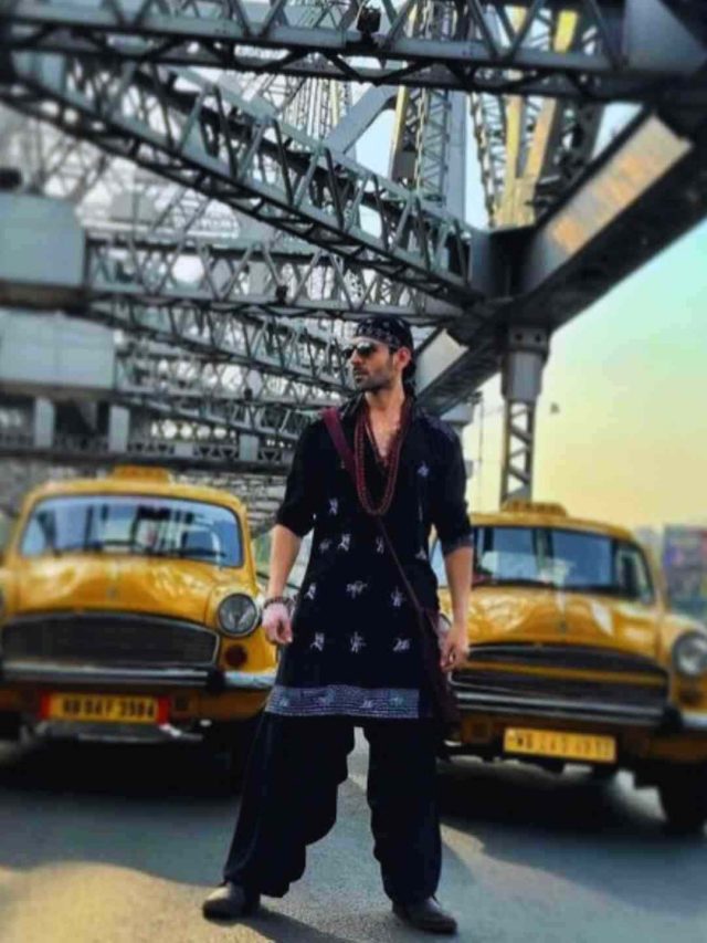 Rooh Baba In Kolkata! Kartik Aaryan Poses At Howrah Bridge, Visits ...