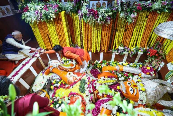 PM Narendra Modi Visits Bade Hanuman Temple In Prayagraj & Here’s All ...