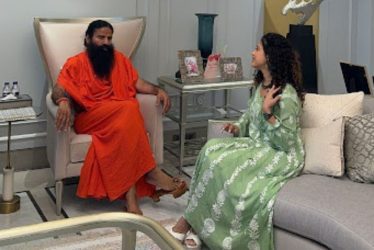 Baba Ramdev Shared The Ideal Seqence Of Eating With Us | Curly Tales