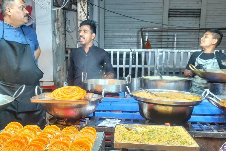 Indore’s Sarafa Night Market & The Majestic Chhatris: A Journey Through ...