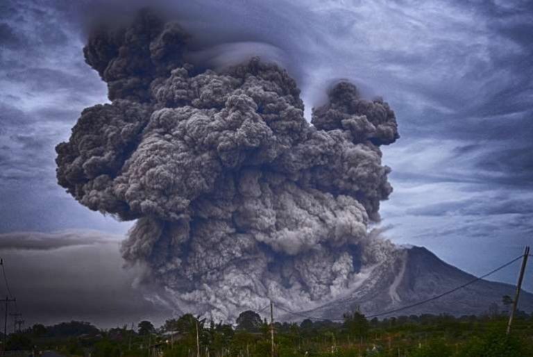 Bulusan Volcano Erupts In Philippines, Spews Ash 4.5km High; Alert Level Raised | Curly Tales