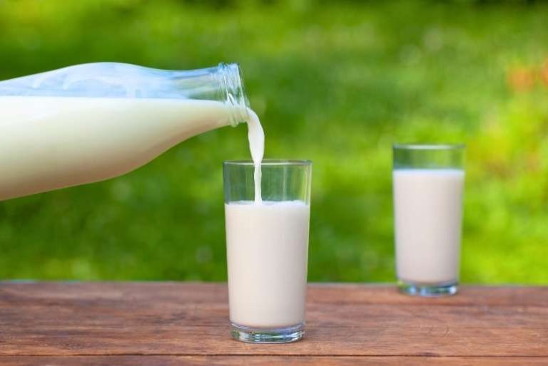Drinking Milk Daily? Nutritionist Shares Pros & Cons, Alternatives, And ...
